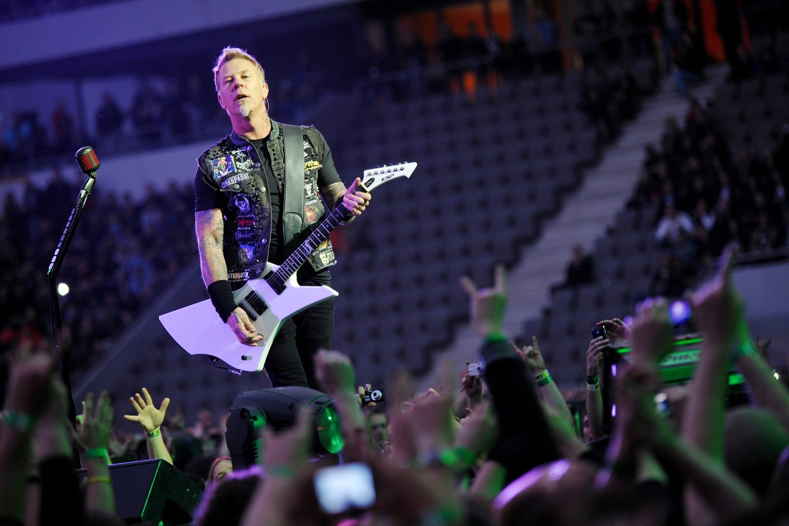 What Kind of Guitar Does James Hetfield Play? [Full Guide]
