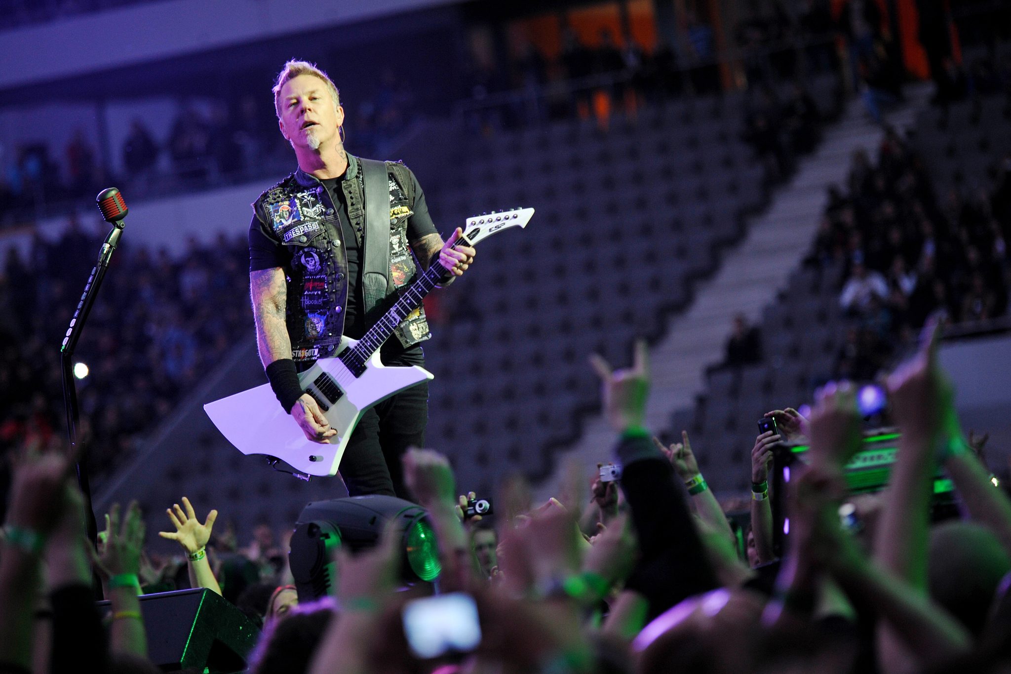 What Kind of Guitar Does James Hetfield Play? [Full Guide]